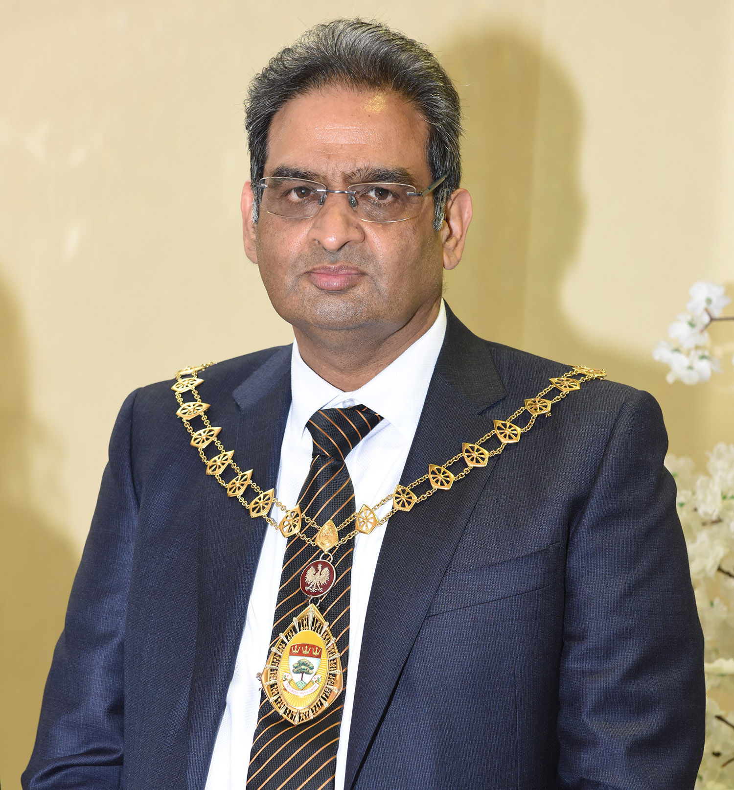 Meet the Mayor of Ealing – Man sits in red robe – Des Pardes Weekly
